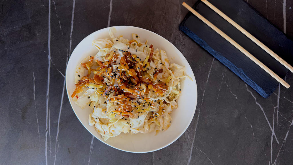 סלט כרוב עם קראנץ' אטריות ושקדים - פודי - Foody