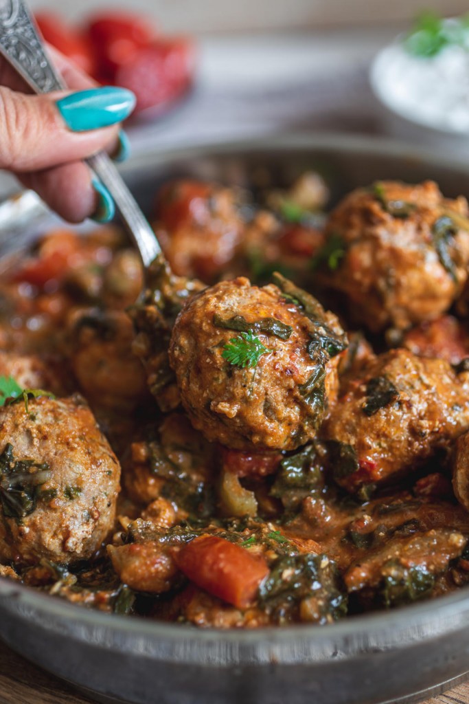 קציצות דגים ברוטב חריף – עסיסיות ודלות בפחמימה – HappyFood – אוכל טעים ...